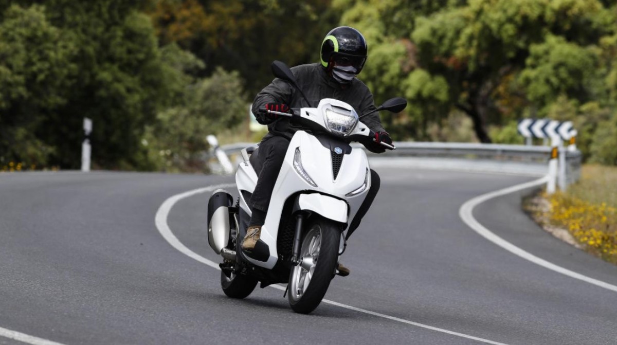 Piaggio Beverly 300 - Motospedia.com
